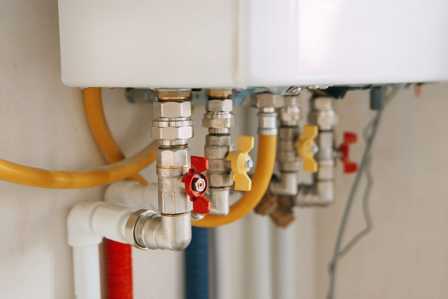 Gas vs. Electric Water Heaters in Knoxville | Tennessee Standard Plumbing